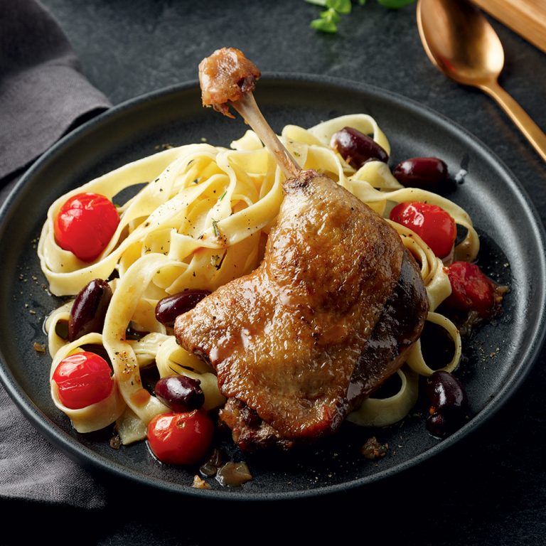 Cuisses de canard braisées aux tomates, olives et ail rôti - 5 ...