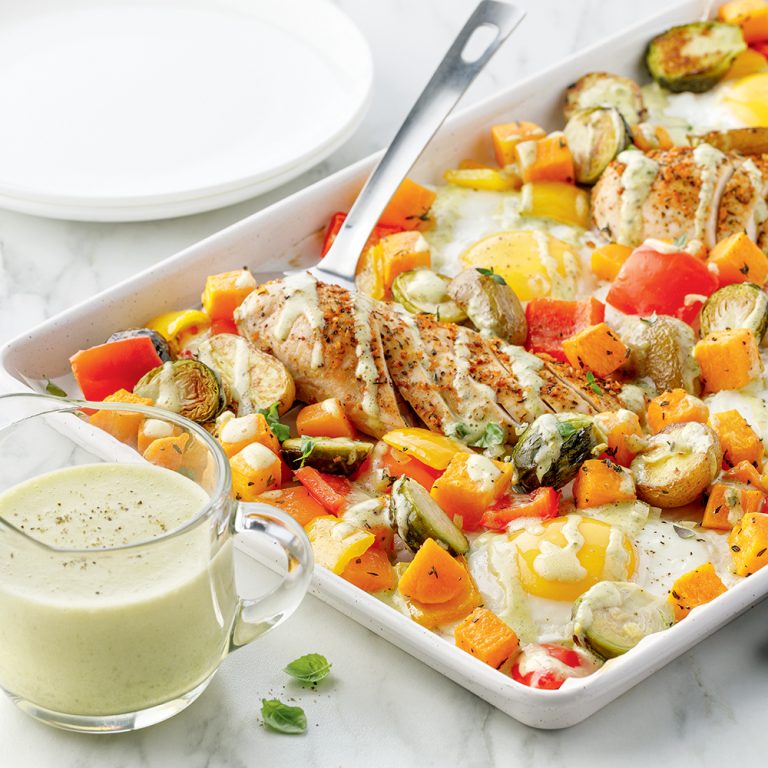 Poitrines de poulet, oeufs et légumes sur la plaque, sauce hollandaise ...