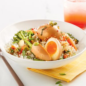 Oeufs marinés à la thaïe sur riz aux légumes - 5 ingredients 15 minutes