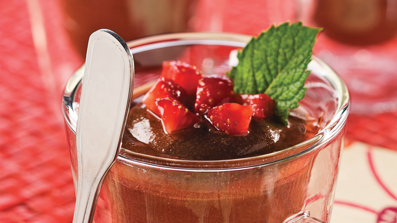 Mini-mousses moka et salsa de fraises - Les recettes de Caty