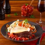 Poitrine de canard grillée, brie fondant et salsa de fraises au ...