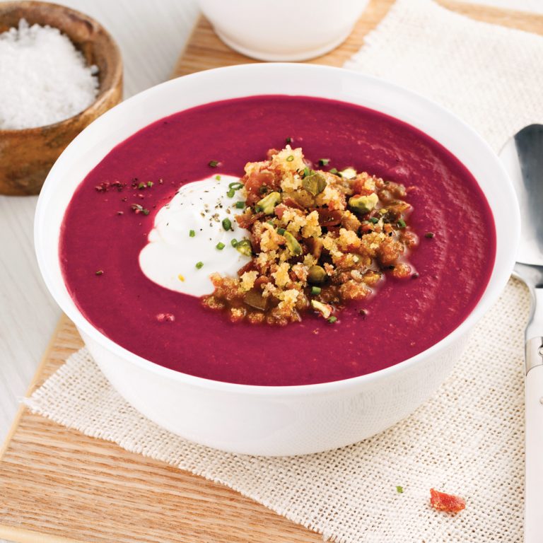 Potage à la betterave, crumble à l'érable, bacon et pistaches - Je Cuisine