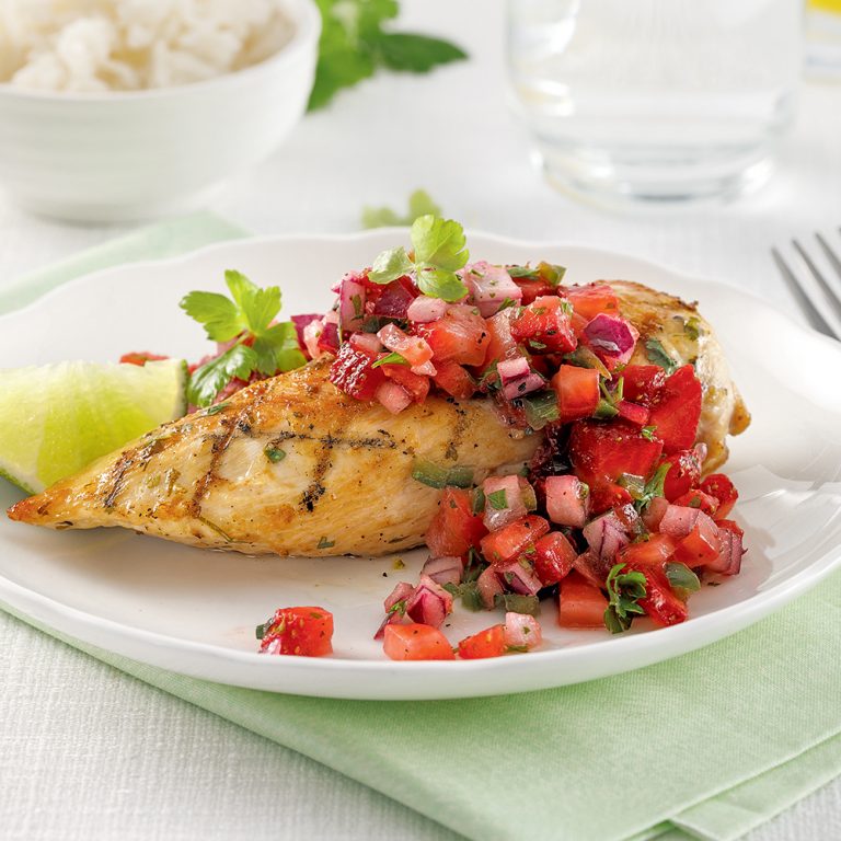 Poitrines de poulet marinées lime et coriandre, salsa de fraises - Je ...