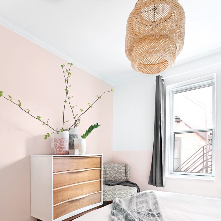 Mur d'accent rose tendre dans la chambre - Je Décore