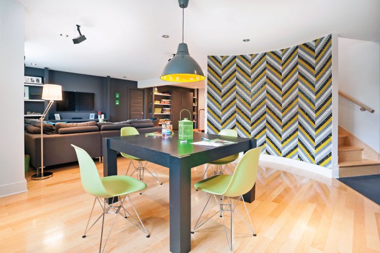 Un sous-sol familial et contemporain aux accents verts - Je Décore