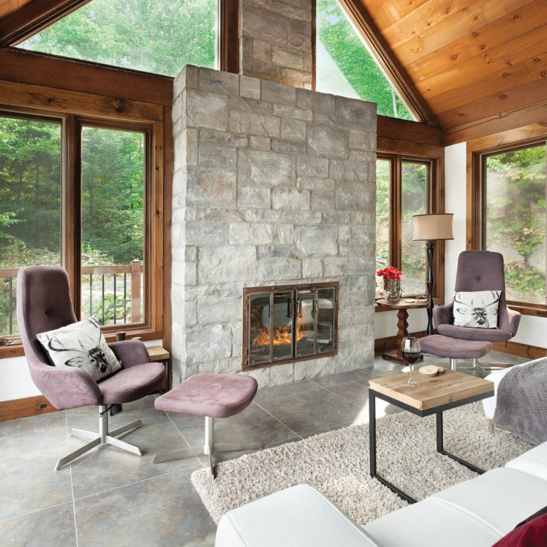 Bois et pierre autour du foyer pour un salon de style chalet moderne et ...