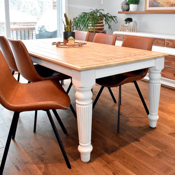 Comment rénover une table en bois dans un style farmhouse? - Je Décore