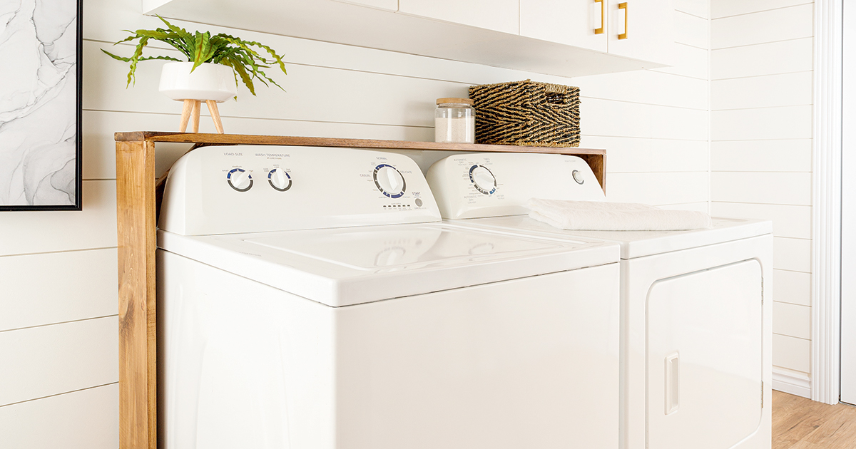 Réaliser une tablette en bois pour la salle de lavage - Je Décore