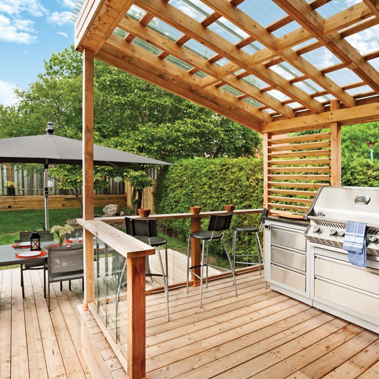 Terrasse et coin-bbq confortables sur deux niveaux - Je Jardine