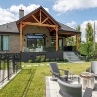 Profiter mieux de l’été avec une terrasse couverte en bois - Je Jardine