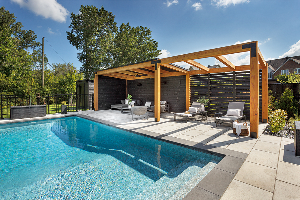 Profiter mieux de l’été avec une terrasse couverte en bois - Je Jardine