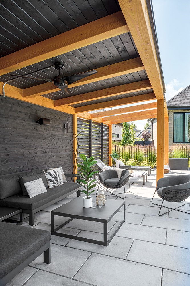 Profiter mieux de l’été avec une terrasse couverte en bois - Je Jardine